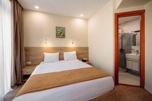 Quarto Duplo Económico, 1 cama queen-size | Cofre no quarto, secretária 