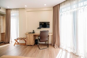 Quarto Familiar | Cofre no quarto, secretária 