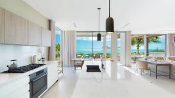 Vila premium, 5 quartos (Ocean Estate Reef 10) | Cozinha privada | Geladeira grande, micro-ondas, fogão, cooktop