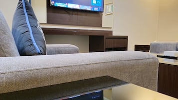 Suíte família | Área de estar | Smart TV 55 polegadas com canais via satélite