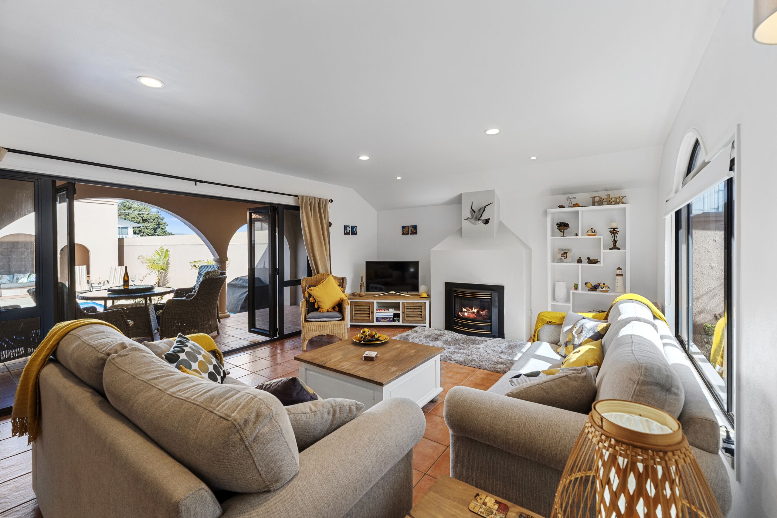 Poolside Serenity - Papamoa Beach Holiday Home - Papamoa