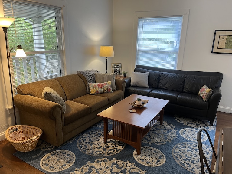 Cottage Grove Apt 1 Private Covered Porch - Des Moines, IA