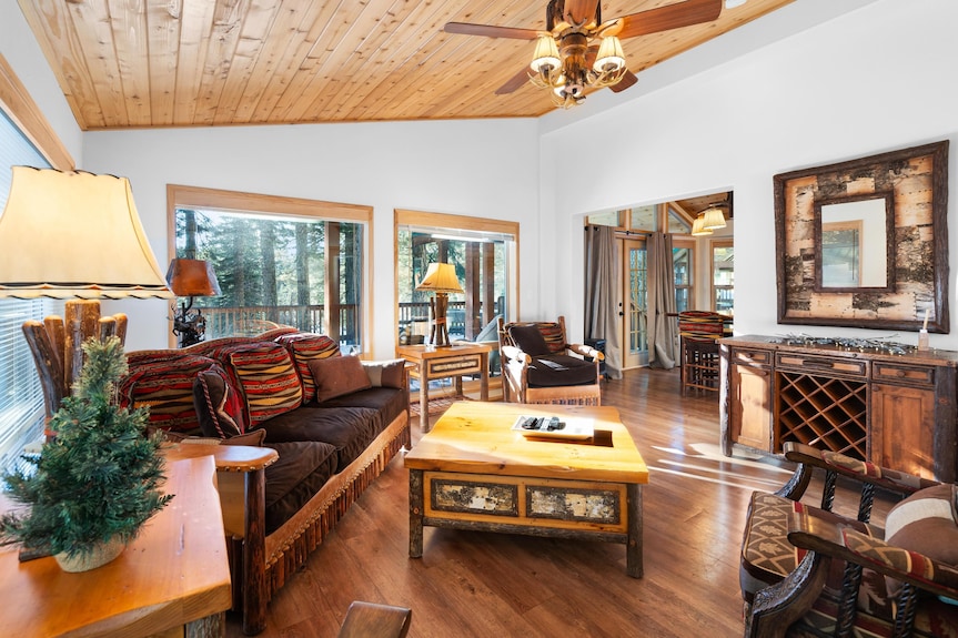 2 Cabins With 4 Bedrooms, Hot Tubs, Dining Room And Full Kitchen. - Oregon