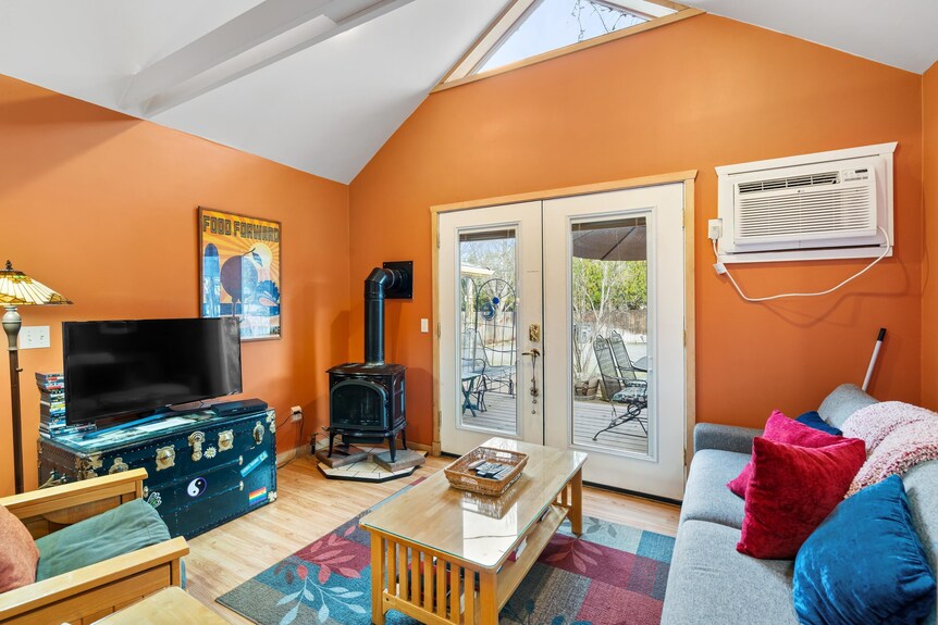 1 Bedroom, 1 Bathroom Cottage With Sleeper Sofa & Full Kitchen. - Ashland, OR