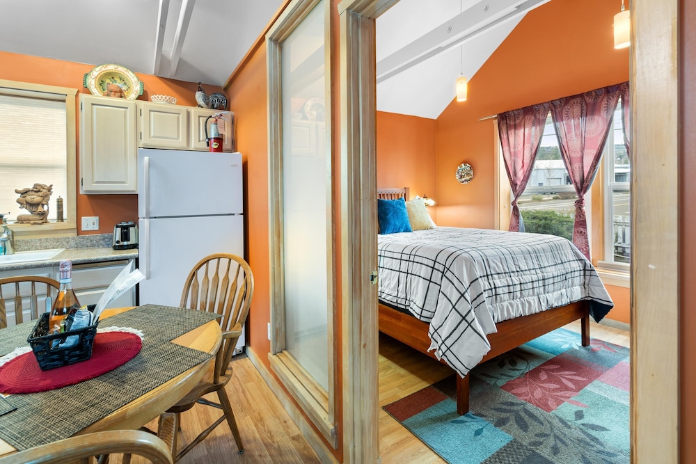 1 Bedroom, 1 Bathroom Cottage With Sleeper Sofa & Full Kitchen. - Ashland, OR