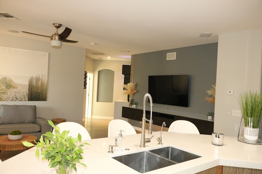 Newly- Remodeled Modern Home. - Litchfield Park, AZ