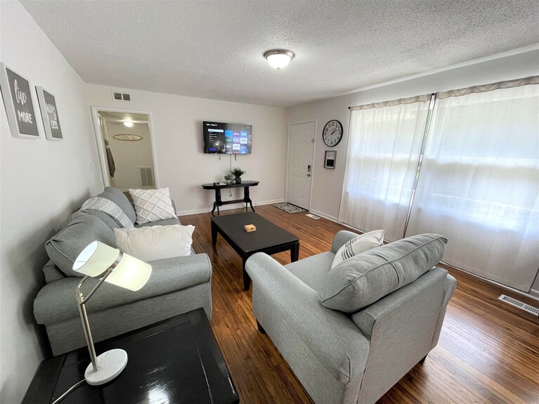 The Hilltop / Luxe Stylish Sunny Upscale - Leeds, AL