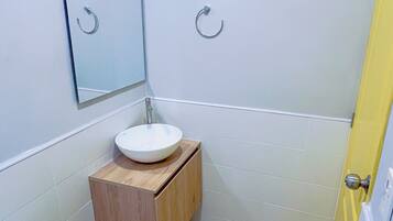 Quarto casal standard, 1 cama de casal e sofá-cama | Wi-Fi de cortesia, roupa de cama