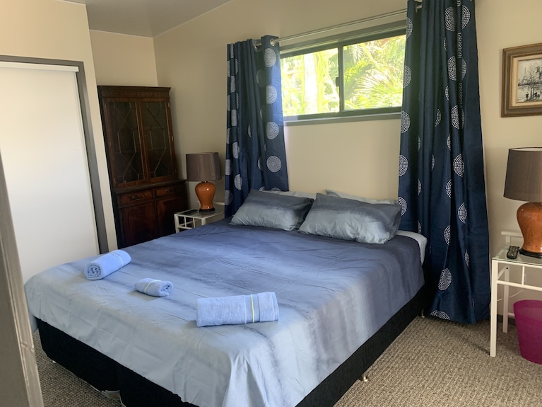 Perulpa Bay Magnificent Upstairs Unit, 50 M From Sea, Top Views, Huge Veranda - MacLeay Island