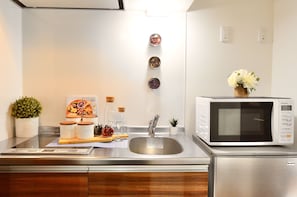 Um frigorífico, um micro-ondas, uma placa de cozinha 