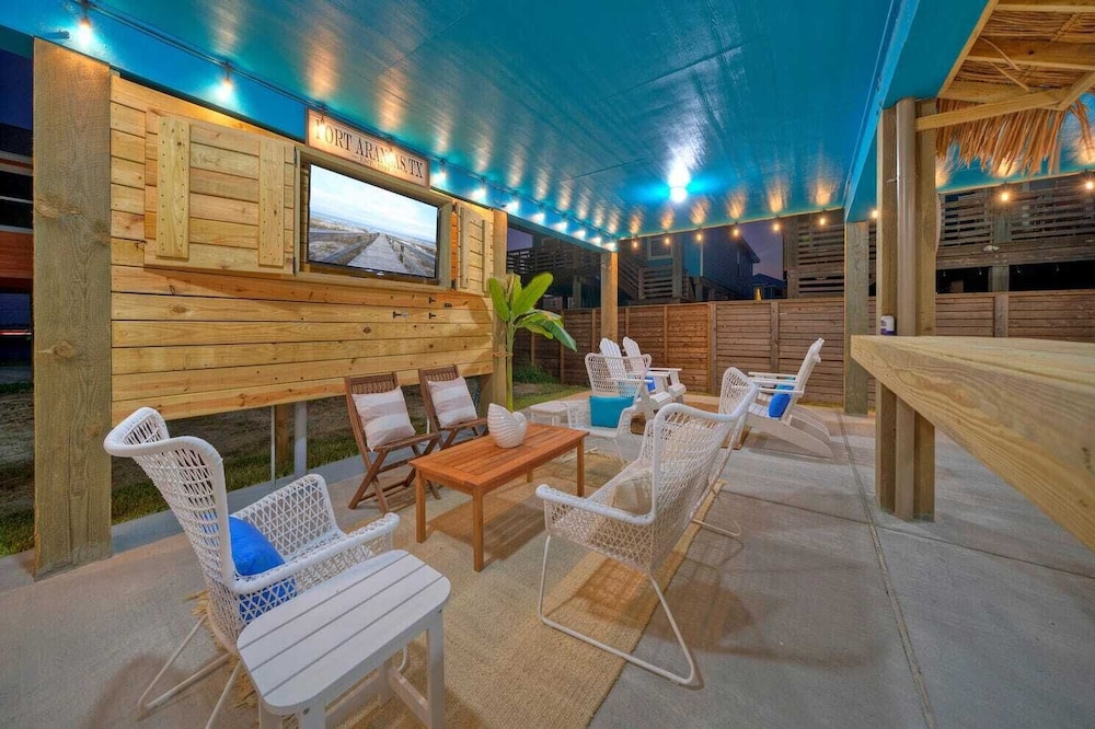 Outdoor Lounge W/ Bar Swing Seats, Near Nature Preserve Blutopia By Avantstay - Port Aransas, TX