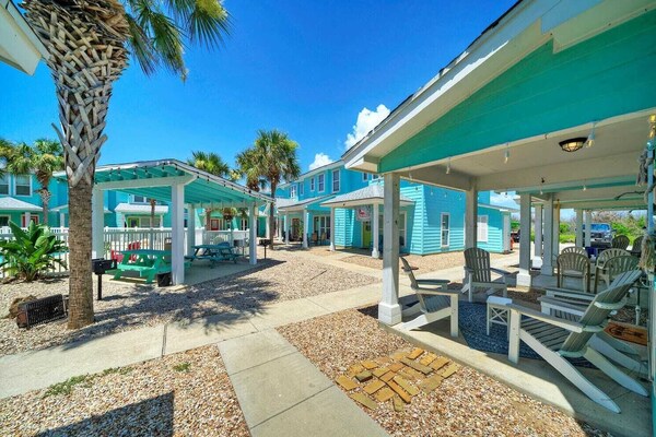 Pool, Patio, Blocks To The Beach Golf Cart Zone Daiquiri Daze By Avantstay - Port Aransas, TX