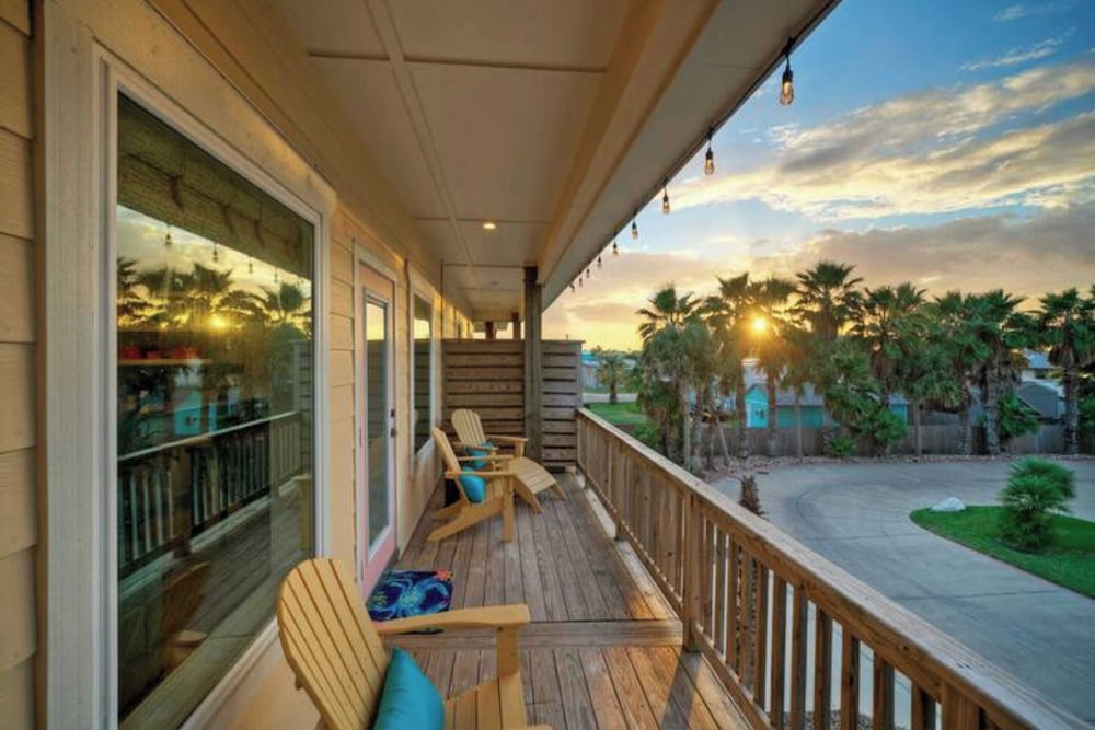 Pool, Walk To Old Town + Eateries, Nightlife, Shopping Rock N Reelby Avantstay - Port Aransas, TX