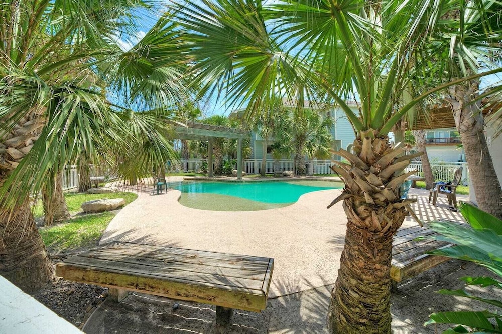 Pool, Walkable To Old Town Eateries, Nightlife, Shops Palm Palace By Avantstay - Port Aransas, TX