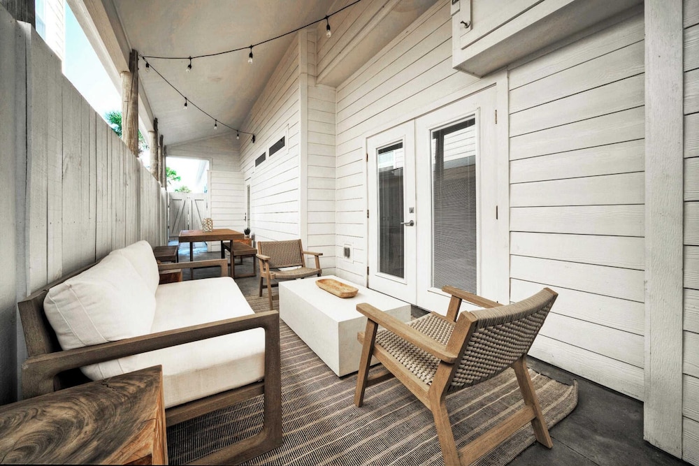 Pool, Playground, Patio Living, Family-friendly Clamshell Cottage By Avantstay - Port Aransas, TX