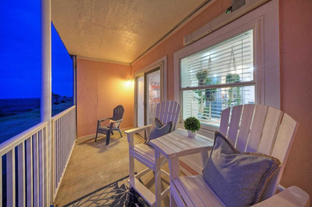 Ocean View W/ Pool, Tennis/pickleball, Beach Access Summer Love By Avantstay - Port Aransas, TX