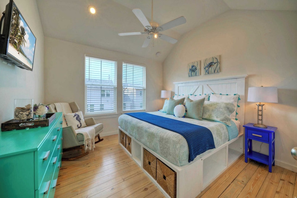 Shared Pool, 1block To Alister, Music & Eateries Bluegrass Breeze By Avantstay - Port Aransas, TX