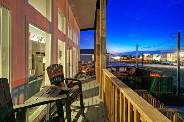Dean Marlin By Avantstay Stunning Old Town Home! - Port Aransas, TX