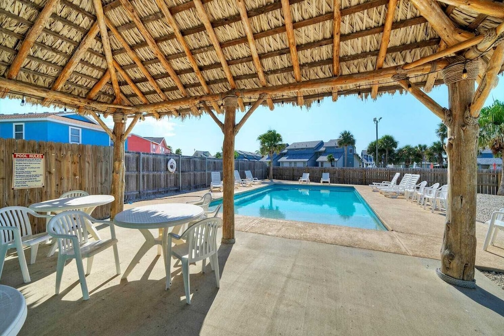 2 Blocks To The Beach, Pool, Patio W/ Bar Awave From It All By Avantstay - Port Aransas, TX