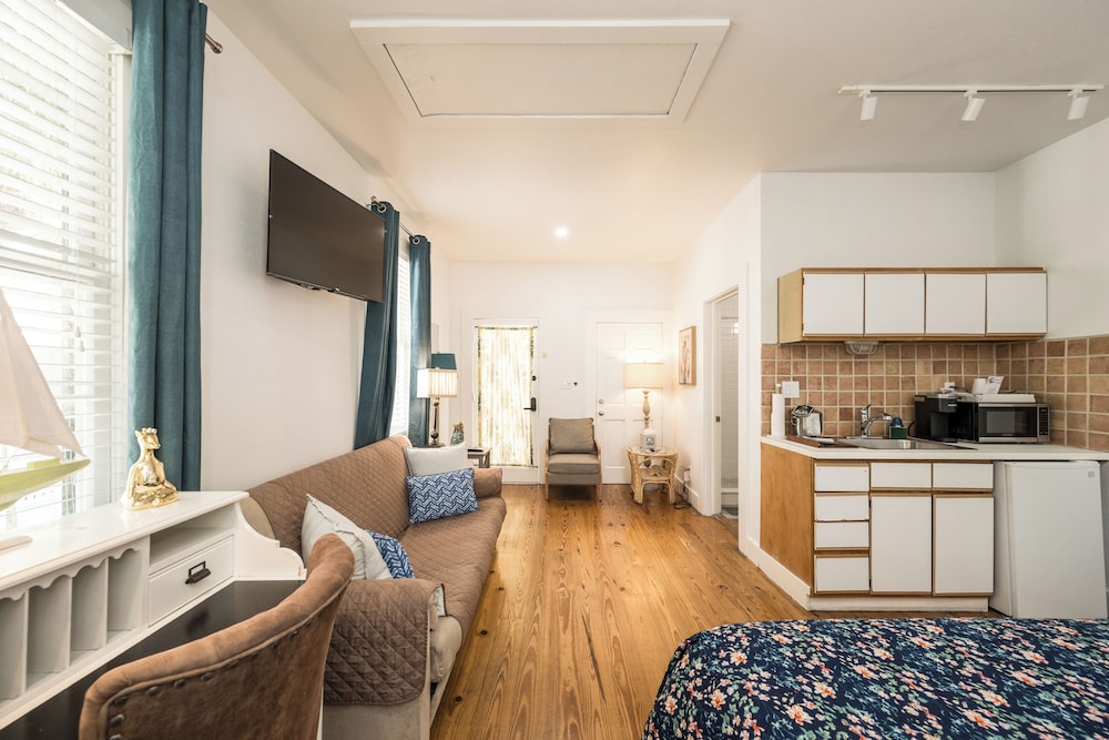 Speakeasy Inn - 1c (1 Queen Bed & Sleeper Sofa) - Key West