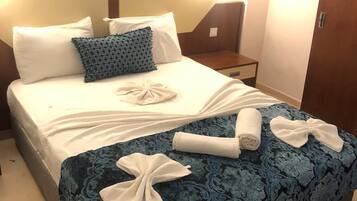 Standard 2 Person Room | Secretária, quartos insonorizados, Wi-fi grátis