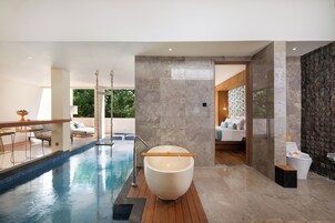 Grand One Bedroom Private Pool Villa | Banheiro | Banheira, produtos de toalete grátis, secador de cabelo