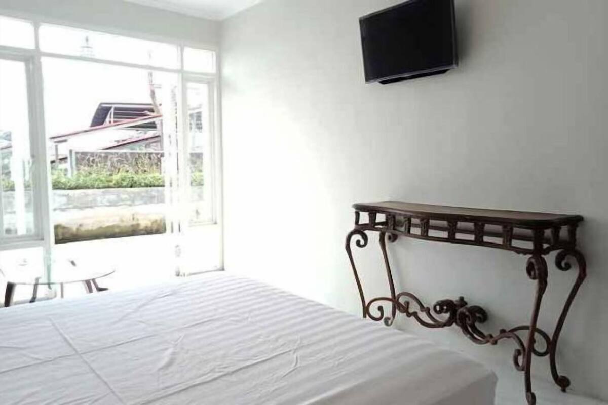 1 quarto, secretária, secretária adequada para computadores portáteis