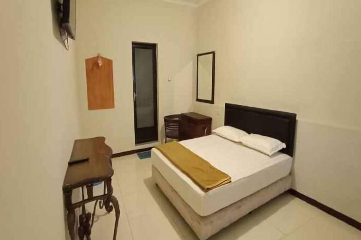 1 quarto, secretária, secretária adequada para computadores portáteis