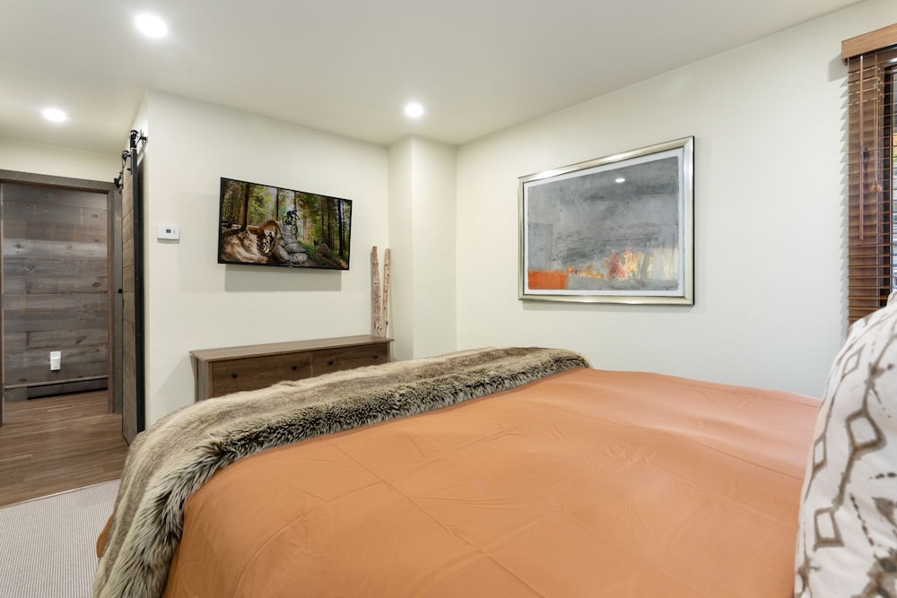 Penthouse Condo in Heart of Lionshead, Panoramic Views, Renovated ...