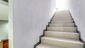 Uma escadaria com design moderno, subindo.