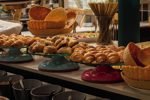 Café da manhã com buffet grátis todos os dias