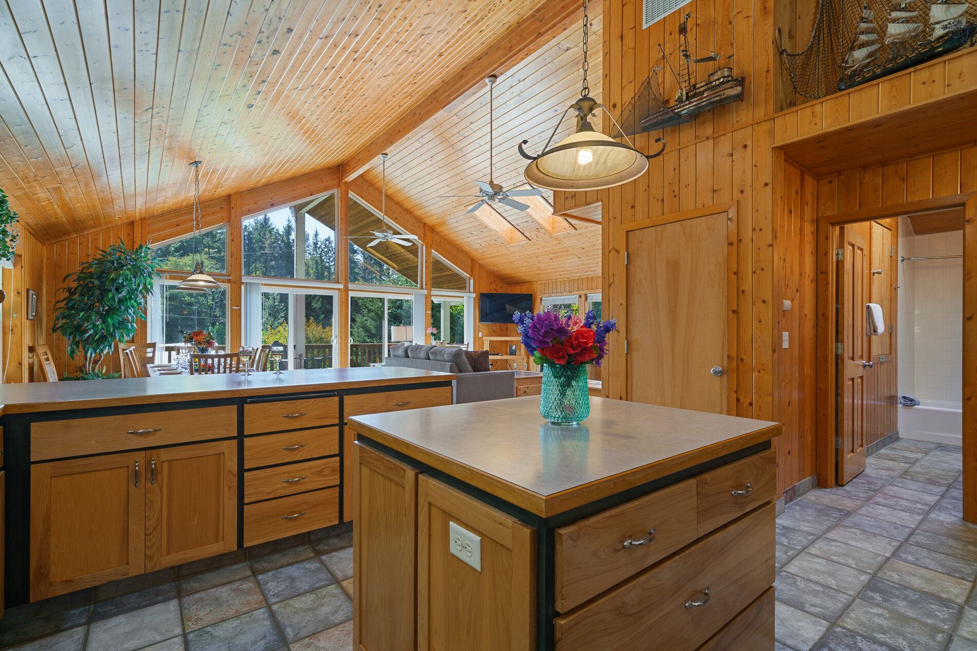 Captain's Hideaway-relax In This Lodge Like Home Nestled In The Trees. - Manzanita, OR