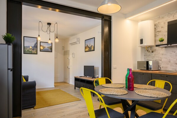 Apartamento Comfort | Cozinha privada | Um frigorífico/congelador grande, um micro-ondas, uma placa de cozinha 