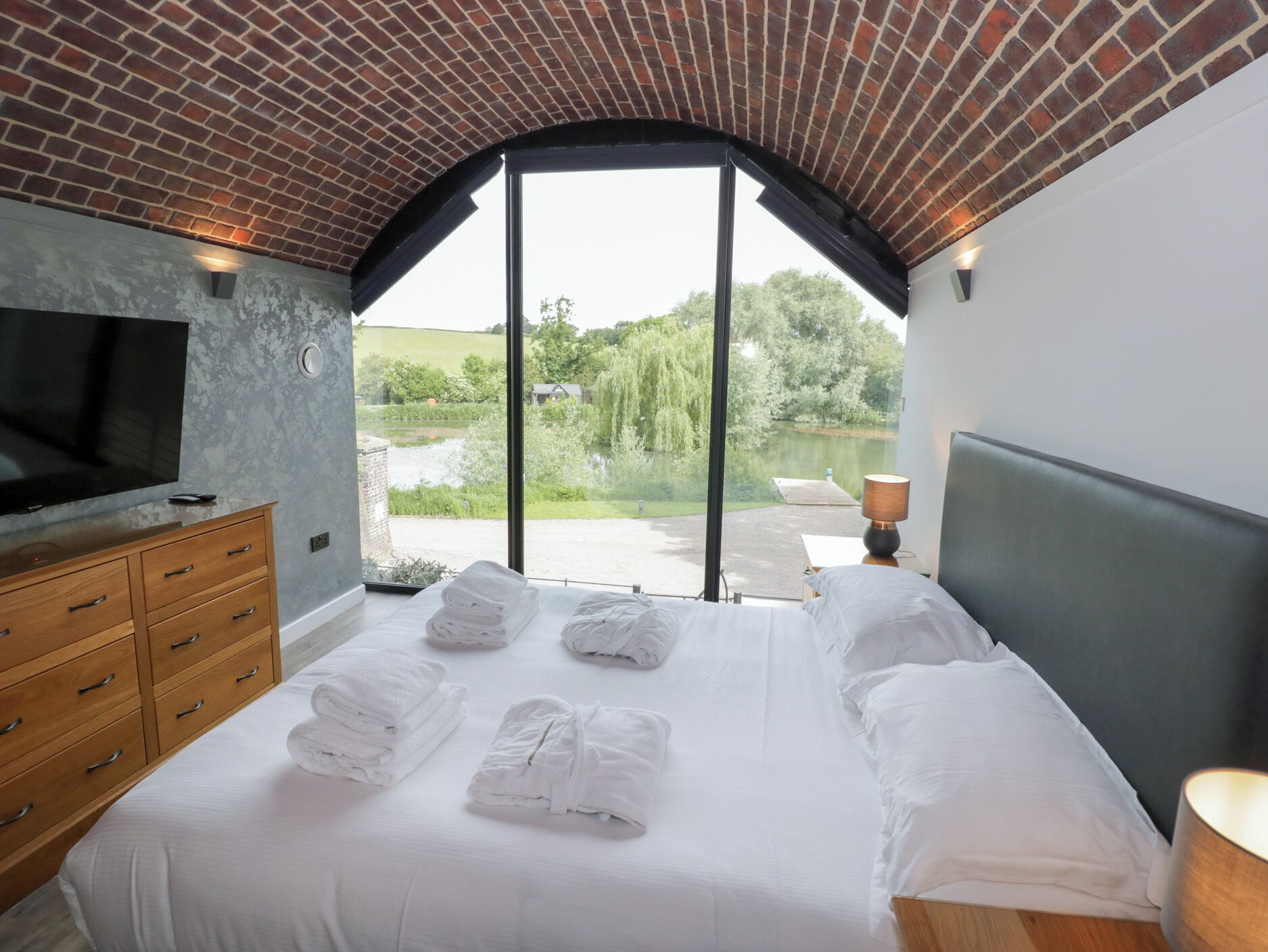 The Tunnel At Bridge Lake Farm And Fishery, Romantic In Chacombe - Buckinghamshire