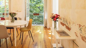 Linden Trees  Duplex Apartment (1A) | Sala de estar | Smart TV de 32 polegadas com canais digitais, livros 