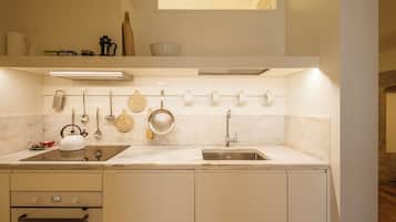 The Tree Apartment (3A) | Cozinha privada | Geladeira, fogão, cooktop, cafeteira/chaleira