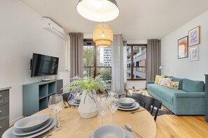 Apartamento, 1 quarto, varanda | 1 quarto, secretária, secretária adequada para computadores portáteis