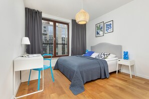 1 quarto, secretária, secretária adequada para computadores portáteis