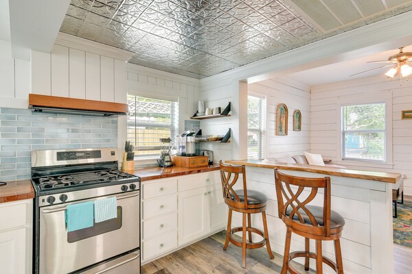 Galveston Vacation Rental: Deck & Central Location - Galveston, TX