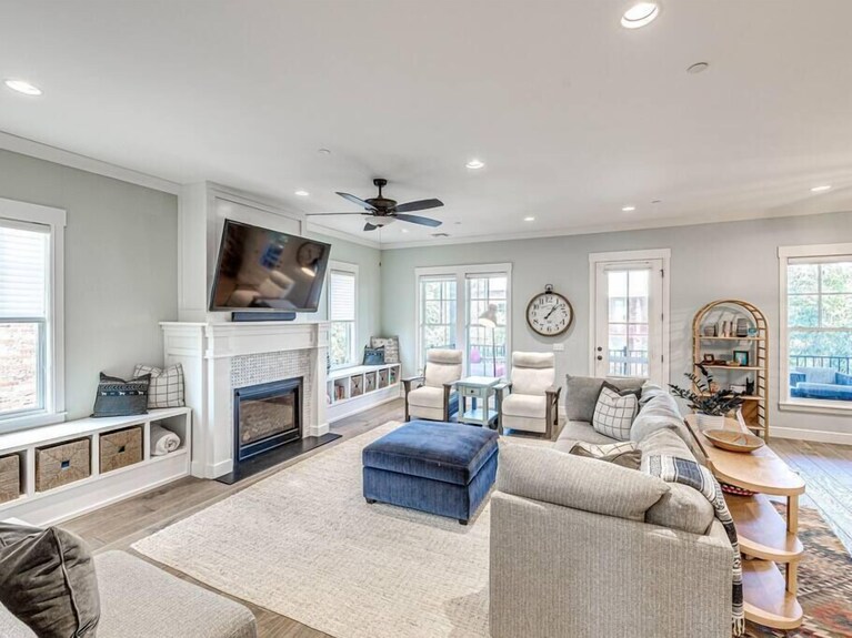 Spacious + Central Condo In Carlton Landing - Carlton Landing