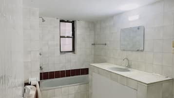 Um polibã, um chuveiro fixo, chinelos, toalhas fornecidas