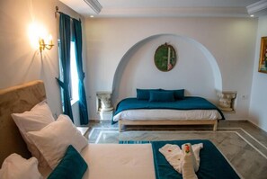 Quarto triplo | Cofres nos quartos, Wi-Fi de cortesia, roupa de cama