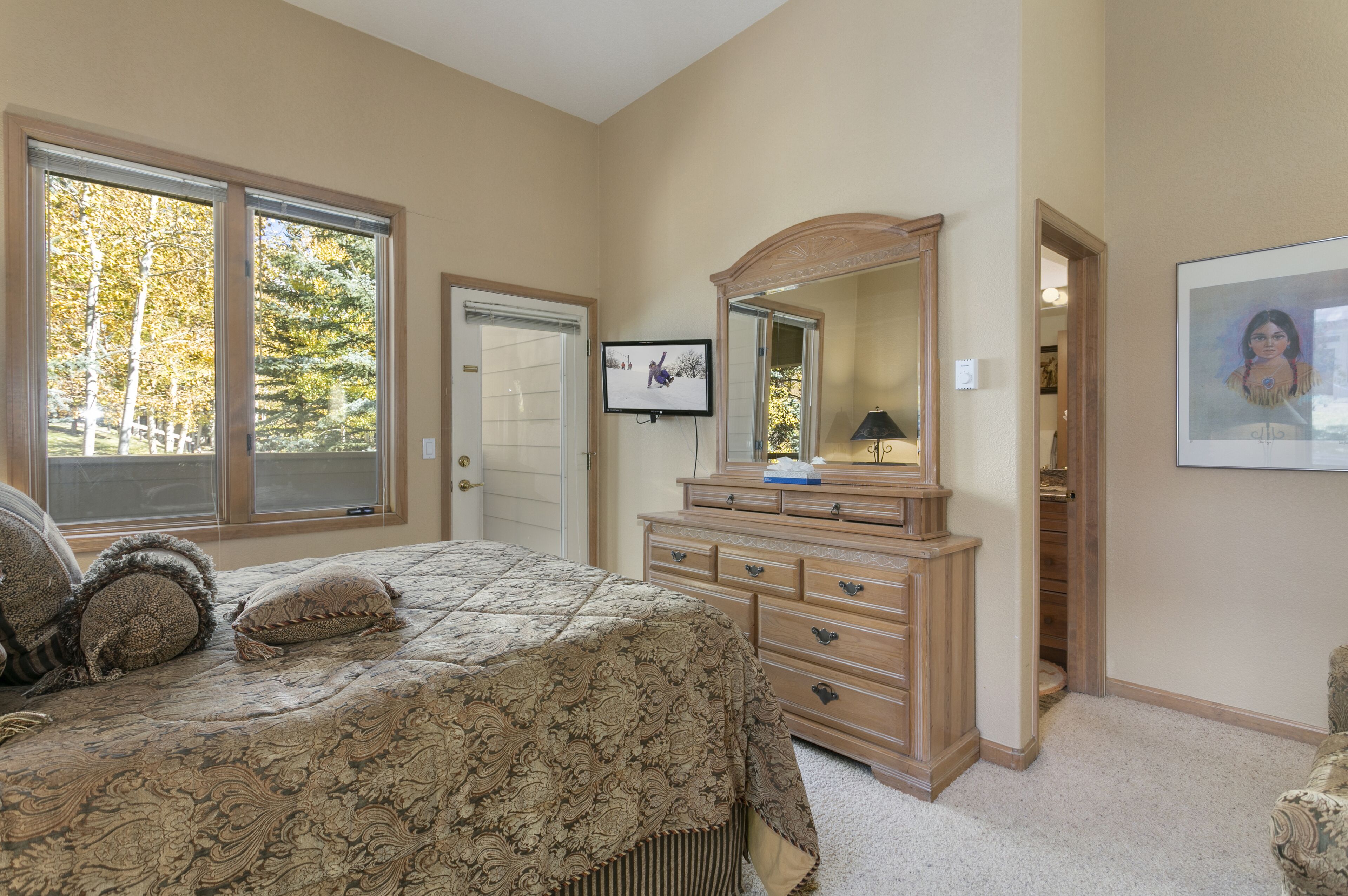 Cozy Condo, Mountain Views, Hot Tub, Walk To Lifts - Vail, CO