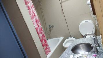 Quarto Clássico com Cama de Casal | Casa de banho | Um secador de cabelo