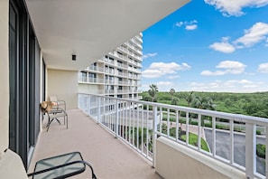 Apartamento em Condomínio Fechado, 1 cama king-size e sofá-cama (South Seas Tower 4-403) | Terrenos do alojamento