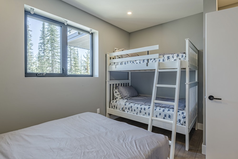 Brand New Suite With Garage, Private Laundry, And Gear Room - 암스트롱
