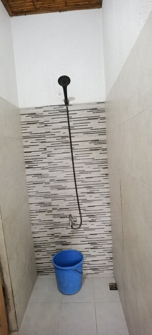 Loft Deluxe | Casa de banho | Um polibã, um chuveiro fixo, toalhas fornecidas, papel higiénico 