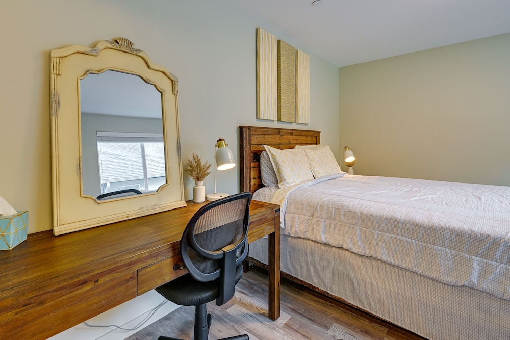 Modern Seatac Gem W/ Fireplace & Smart Tvs! - Kent, WA