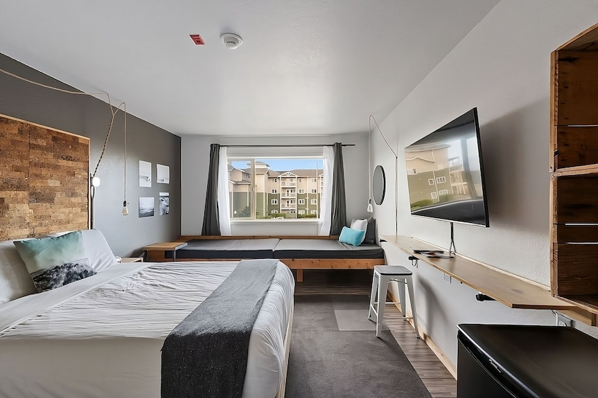 Steps Away From Long Beach Peninsula! Indoor Pool, Pets Allowed, Free Parking! - Long Beach, WA