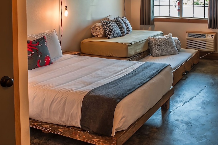 Relax And Recharge! Two Modern Units, Pet-friendly, Indoor Pool, Scenic Views! - Seaside, OR